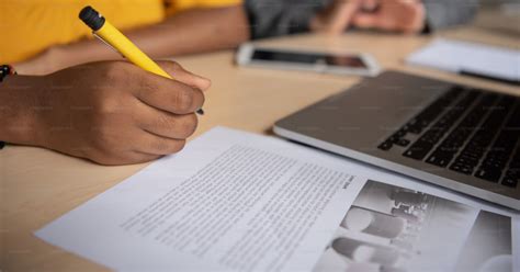 회의실에서 노트북과 노트북으로 작업하는 다양한 디자이너 손을 클로즈업합니다 다민족 창조적 인 사람들이 토론합니다 사진 Unsplash의 작업 이미지