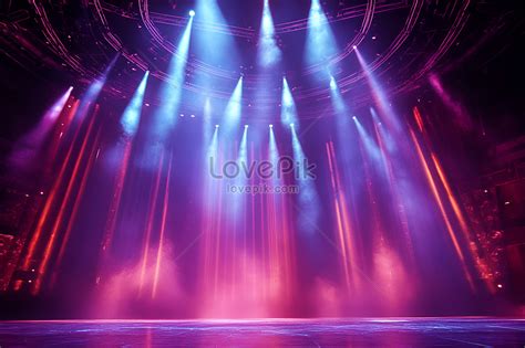 스포트라이트가 무대에서 빛납니다