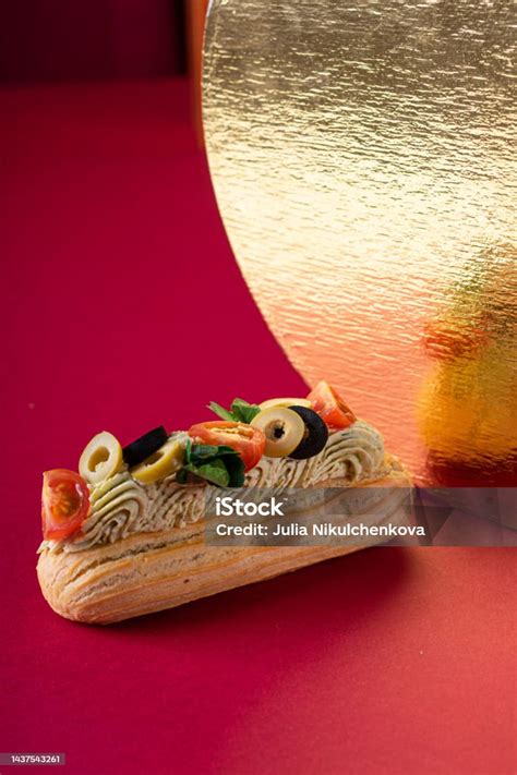 포도 나무 배경에 캐비아와 소금에 절인 에클레어 공간을 복사합니다 세로 엽서 개념 0명에 대한 스톡 사진 및 기타 이미지 0명 거품 내기 건강한 식생활 Istock