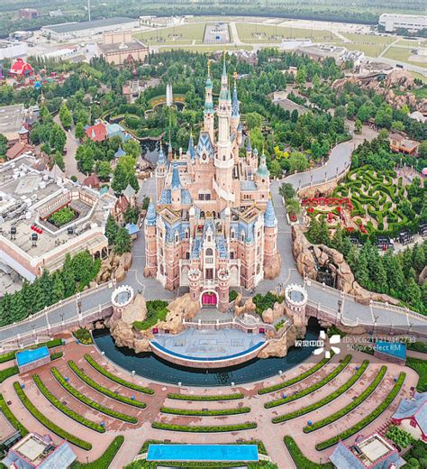 航拍上海迪士尼乐园景观—奇幻童话城堡正版图片素材