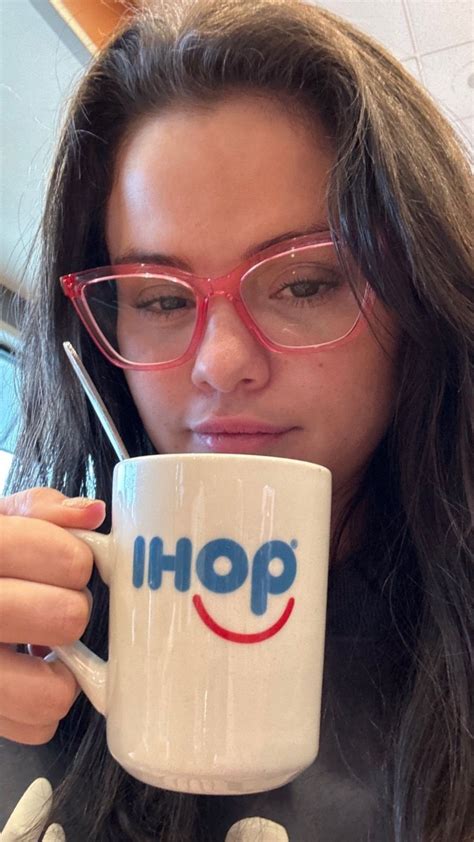 Does Selena Gomez Like Pancakes Cute Ihop Selfie Celeblr