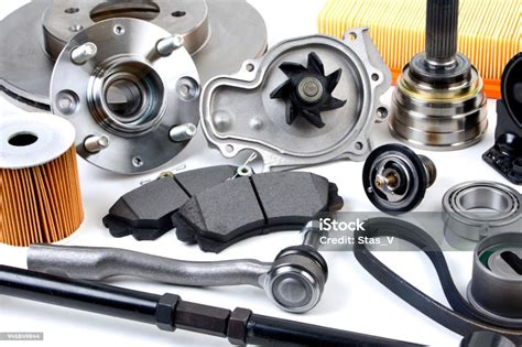 자동차 부품 배경입니다 허브 펌프 브레이크 패드 필터 타이밍 벨트 롤러 일정 한 속도 관절 온도 및 다른 백색 배경에 수리 용