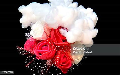 검은 배경에 물에 빨간색과 흰색 장미와 흰색 수채화 잉크의 아름다운 결혼식 꽃다발 0명에 대한 스톡 사진 및 기타 이미지 0
