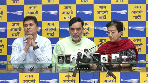 ritik gupta 🪙 on twitter lg साहब के पास केवल कागज़ देखने का अधिकार है उस पर निर्णय लेने का