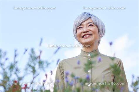 遠くを見る日本人女性の写真素材 212131329 イメージマート