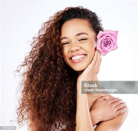 흰색 배경에 그녀의 자연 곱슬 머리를 보여주는 아름다운 젊은 여자의 초상화 사람 머리카락에 대한 스톡 사진 및 기타 이미지 사람 머리카락 자연 흰색 배경 Istock