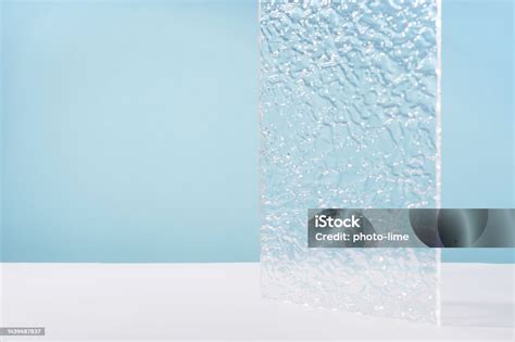 아크릴 늑골이 있는 플레이트 파란색 배경에 화장품 포장 배경 보석 프리젠 테이션을위한 쇼케이스 향수 광고를위한 디스플레이 화장품