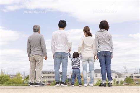 家族の後ろ姿 写真素材 6236282 フォトライブラリー photolibrary