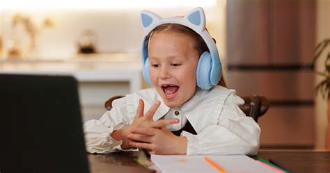 노트북 학생 및 부엌에서 온라인 수업 스트리밍 및 학교를 위해 아이와 함께 공부합니다 학업 교사 성장 및 교육을 위해 가정에서 소녀와 함께하는 Elearning 지식 및