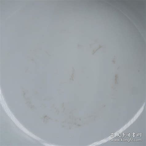 图同治瓷器延续了清中晚期间胎质相对较为粗糙的特征 当然官窑还是非常细致的五彩福寿碗底有朱红料书有大清同治年制六字双行楷书款浓绿色