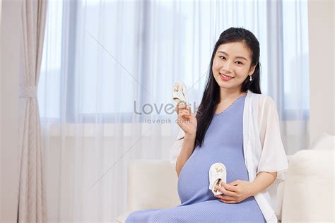 집에 있는 젊은 임산부 사진 무료 다운로드 Lovepik
