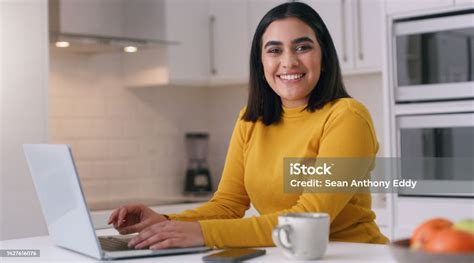 노트북 타이핑 인도 기업가 및 컴퓨터에서 전자 메일을 읽는 여성 신생 기업 계획 및 집에서 일하는 비즈니스 Pc 온라인에서