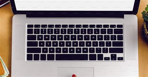 공예 배경에 세련 된 노트북 노트 책 소녀 손 들고 펜과 타이핑 작업 및 마케팅 개념 플랫 레이 사진 Unsplash의