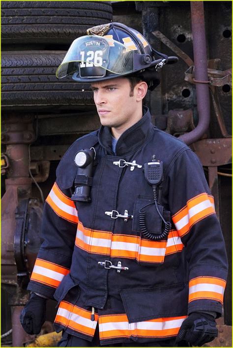 9 1 1 Lone Star Actor Ronen Rubenstein Comes Out As Bisexual Reveals His Girlfriends