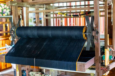 닫기 최대의 블랙 실크 길 쌈 기계에 태국 전통 실크 수 제 실크 섬유 직조 짜기 고대의에 대한 스톡 사진 및 기타 이미지 고대의 공예 공장 산업 건물 Istock