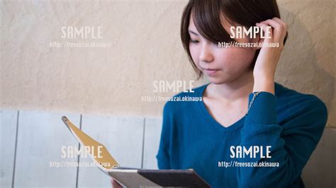 【cinnamon Cafe】耳に髪をかける美少女 写真素材 フリー素材おきなわ