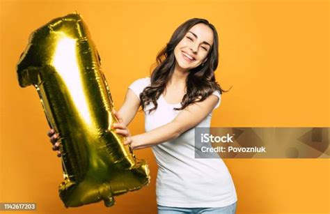 알았어요 사진에 여자는 번호 1의 모양으로 금 풍선 그녀의 개인 업적을 축 하 합니다 1위에 대한 스톡 사진 및 기타 이미지