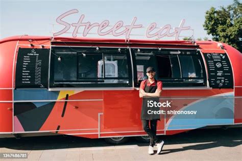 푸드 트럭 옆에 서있는 교차 팔을 가진 젊은 성공적인 서기 길거리 음식에 대한 스톡 사진 및 기타 이미지 길거리 음식 서 있기 먹기 Istock