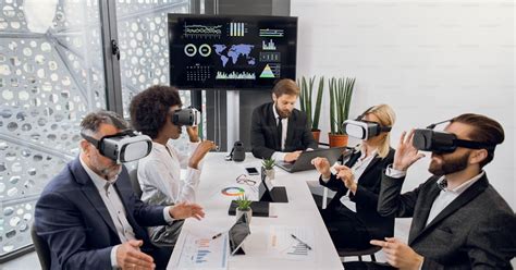 Vr 안경에서 일하는 비즈니스 팀 사무실에서 노트북으로 작업하는 남성 상사 그의 다민족 팀은 가상 현실 고글로 작업하고 프로젝트를 개발합니다 사진 Unsplash의
