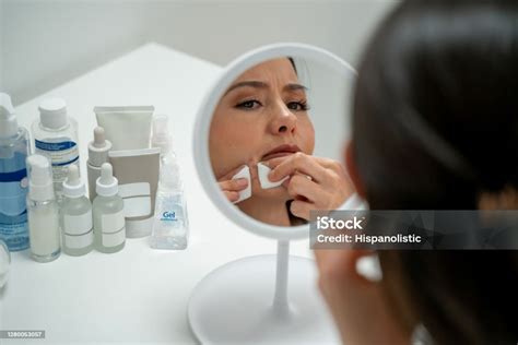 거울을 보면서 턱에 여드름을 터뜨리는 여성 여드름에 대한 스톡 사진 및 기타 이미지 여드름 생활필수품 애씀 Istock