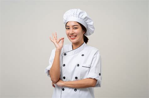 제복을 입은 젊은 아름다운 아시아 여성 요리사가 고립된 배경에 맛있는 손짓을 하고 있다 요리 여자 직업 요리사 또는 제빵사 부엌 레스토랑과 호텔의 사람들 25 29세에 대한