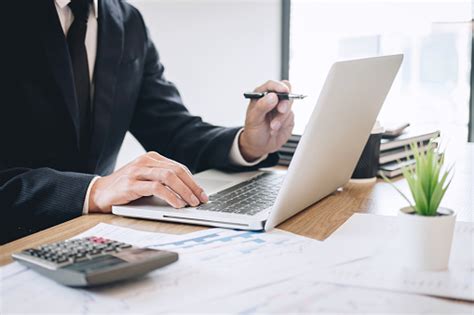 보고서 문서 및 분석을 사용 하 여 랩톱 컴퓨터에서 새 프로젝트를 작업 하는 사업가 그래프 문서에 대 한 재무 데이터 계산 재무 작성 노트 통계 수행 개발에 대한 스톡 사진