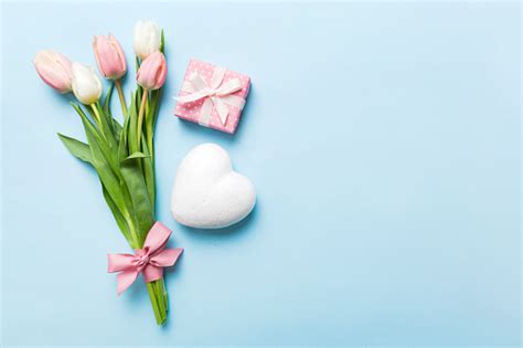 분홍색 튤립 꽃과 선물 또는 선물 상자는 컬러 테이블 배경에 있습니다 어머니의 날 생일 여성의 날 축하 개념 텍스트 상단 보기를 위한 공간 0명에 대한 스톡 사진 및 기타