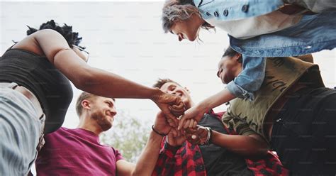 이 파티를 시작합시다 다민족 그룹의 사람들은 야외에서 파티를합니다 아래에서 본 모습 사진 Unsplash의 모이 이미지