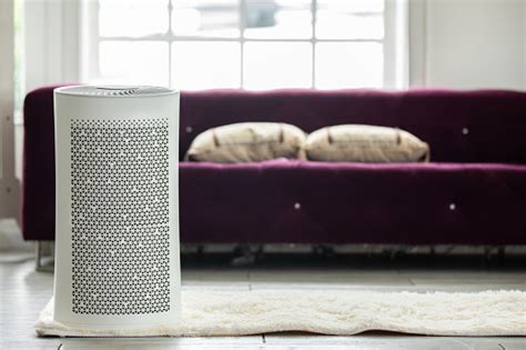 신선한 공기와 건강한 생활을 위해 집에서 먼지 Pm25 Hepa를 제거하는 필터 및 청소를위한 아늑한 흰색 거실의 공기 청정기 공기 오염 개념 0명에 대한 스톡 사진 및