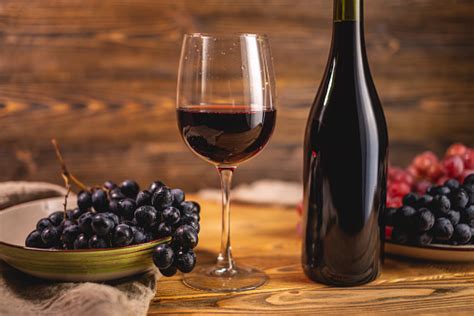 나무 테이블에 유리와 포도 의 무리와 건조 레드 와인 의 병 포도 재배 및 와인 제조의 개념 병에 대한 스톡 사진 및 기타 이미지 Istock