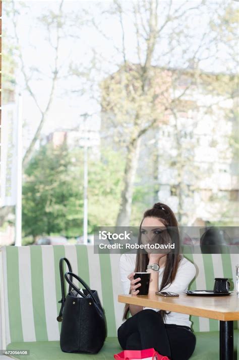 젊은 여자는 카페에 앉아 마시는 커피 쇼핑 하 고 즐기는 여름 일 후 휴식 갈색 머리에 대한 스톡 사진 및 기타 이미지 갈색 머리 귀여운 기업 재무와 산업 Istock
