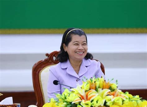 លោកជំទាវកិត្តិសង្គហបណ្ឌិត ម៉ែន សំអន