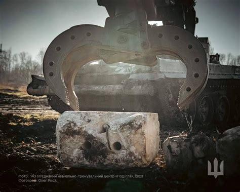 Інженерна машина розгородження ІМР 2М💪 Створена на базі танка Т 72А має величезний ковш і