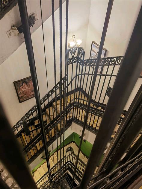 天津小白楼美仑酒店 这居然是 华住 会旗下的酒店也是个老牌酒店了以前叫泰莱饭店这附近的丽思卡尔顿和利顺德有点贵住美仑就可以了边上还