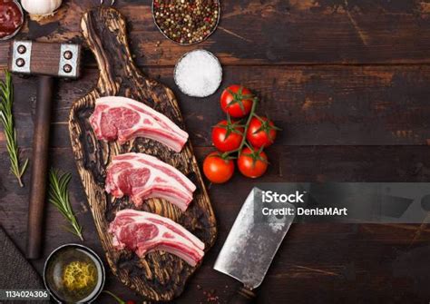 신선한 생 정육점 양고기 쇠고기 컷은 나무 배경에 빈티지 고기 도끼와 망치로 보드에 소금 후추와 토마토와 마늘 바베 큐 소스 텍스트 공간 고기에 대한 스톡 사진 및 기타