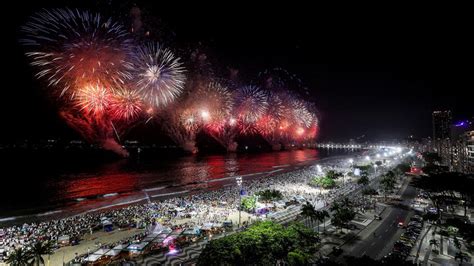 যেভাবে নতুন বছরকে বরণ করলো বিশ্ব