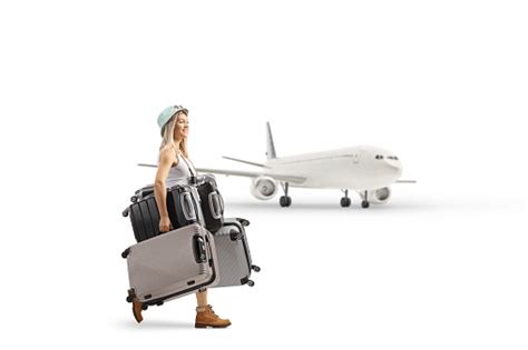 비행기 근처를 걷고 여행 가방을 들고 있는 젊은 여성의 전체 길이 프로필 사진 30 34세에 대한 스톡 사진 및 기타 이미지 30 34세 가방 개념 Istock