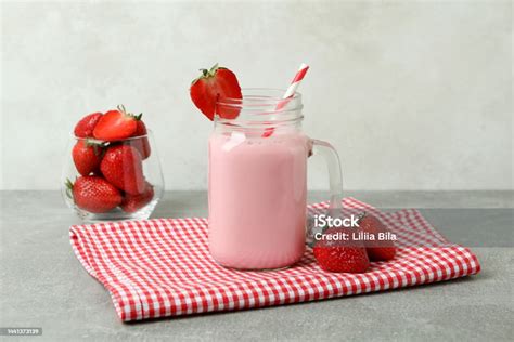 딸기 밀크 쉐이크의 유리 항아리와 회색 질감의 테이블에 재료 0명에 대한 스톡 사진 및 기타 이미지 0명 과일 날것 Istock