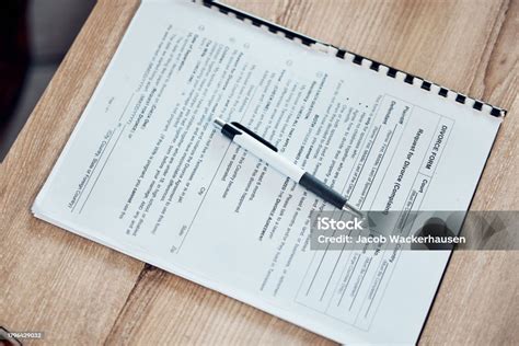 이혼 법률 및 부부 서명 동의서 계약서 및 변호사 사무실의 테이블에 있는 서류를 위한 펜이 있는 종이 가족법 정부 및 결혼 윤리 전문 변호인의 문서 계약서에 대한 스톡 사진
