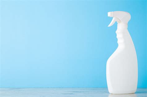 밝은 파란색 벽 배경에 선반에 흰색 스프레이 병 하나 파스텔 색상 부엌 욕실 및 기타 객실의 다른 표면에 대한 세제 근접 촬영 전면 보기입니다 텍스트 또는 로고의 빈