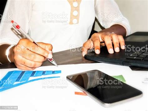 노트북 및 모바일 사무실에서 젊은 인도 학생 성인 비즈니스 우먼 그래프에 대한 스톡 사진 및 기타 이미지 그래프 금융