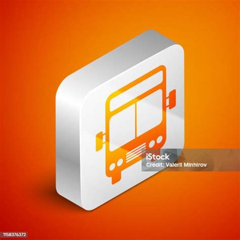 주황색 배경에 격리된 등각 투영 버스 아이콘입니다 교통 개념입니다 버스 투어 교통 표지판 관광 또는 공공 차량 기호입니다 실버 스퀘어 버튼 벡터 일러스트레이션 관광에 대한