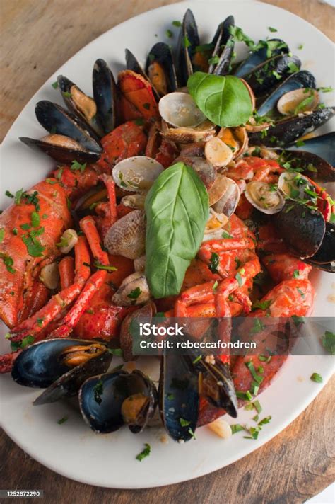 해산물 스튜 또는 부야베스와 랍스터 클래식 한 이탈리아 또는 프랑스 레스토랑 해산물 앙트레 랍스터 가리비 홍합 면도기 조개 새우 문어 오징어 볶은 마늘 양파 버터 올리브