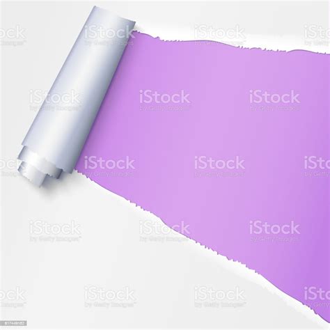보라색 배경에 텍스트 종이에 구멍을 위한 공간으로 현실적인 찢어진된 오픈 종이 고르지 못한 찢어진 가장자리와 종이의 찢어진된