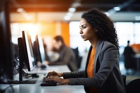 Retrato Lateral De Uma Desenvolvedora De Ti Digitando No Teclado Com