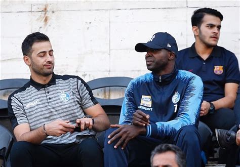 حاشیه دیدار استقلال فجرشعار حیا کن و رها کن علیه فتحی و حضور