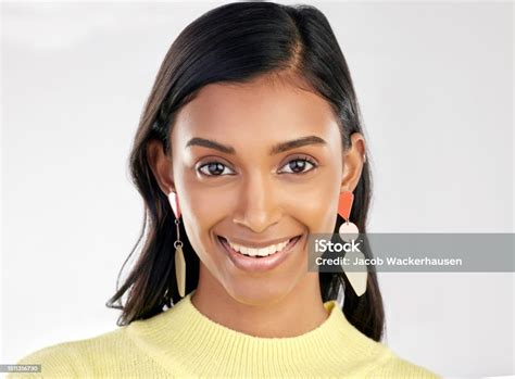 초상화 패션 아름다움은 귀걸이나 액세서리를 착용한 스튜디오에서 흰색 바탕에 있는 여성과 함께합니다 얼굴 미소 그리고 현대적인 스타일을 위한 매력적인 젊은 인도 여성