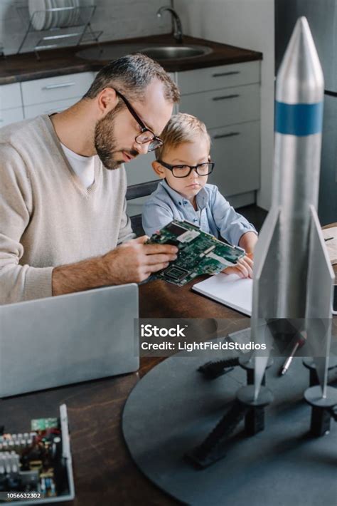 아버지와 아들이 함께 마이크로 회로 수리 집에서 테이블에 로켓 모델 Diy에 대한 스톡 사진 및 기타 이미지 Diy 가정 주방 가정의 방 Istock