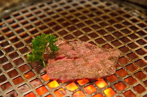 일본 레스토랑 불고기에에서 금속 메쉬에 중간 드문 쇠고기 그릴 0명에 대한 스톡 사진 및 기타 이미지 0명 건강한 식생활 검은색 Istock