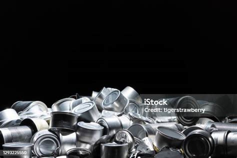 테이블에 가정에서 금속 주석 캔 및 항아리 쓰레기 알루미늄으로 만든 도시 홈 쓰레기 빈 사용 식품 및 음료 강철 포장 폐기물 및 폐기 폐기 정렬 및 재활용 준비 0명에 대한